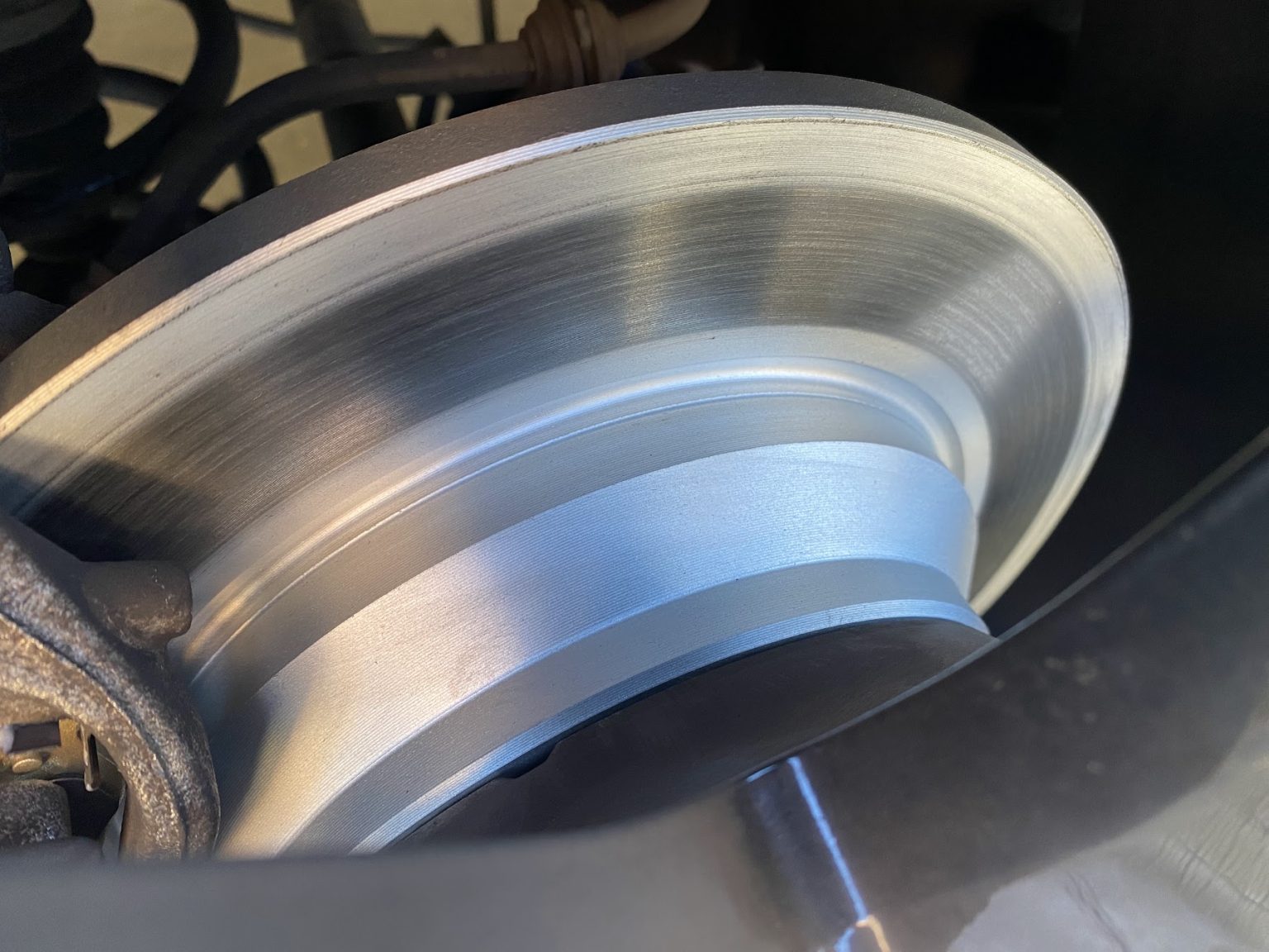 圧倒的な低ブレーキダスト。メルセデス・ベンツVクラスにDIXCELのブレーキパッド・ディスクを取り付けてみた - Items