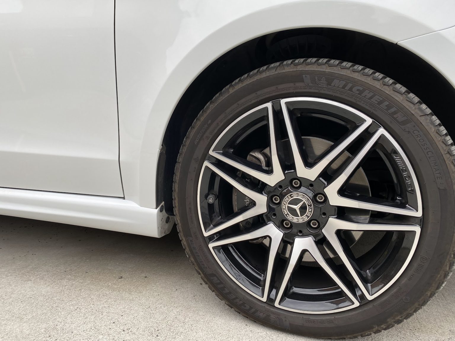 圧倒的な低ブレーキダスト。メルセデス・ベンツVクラスにDIXCELのブレーキパッド・ディスクを取り付けてみた - Items