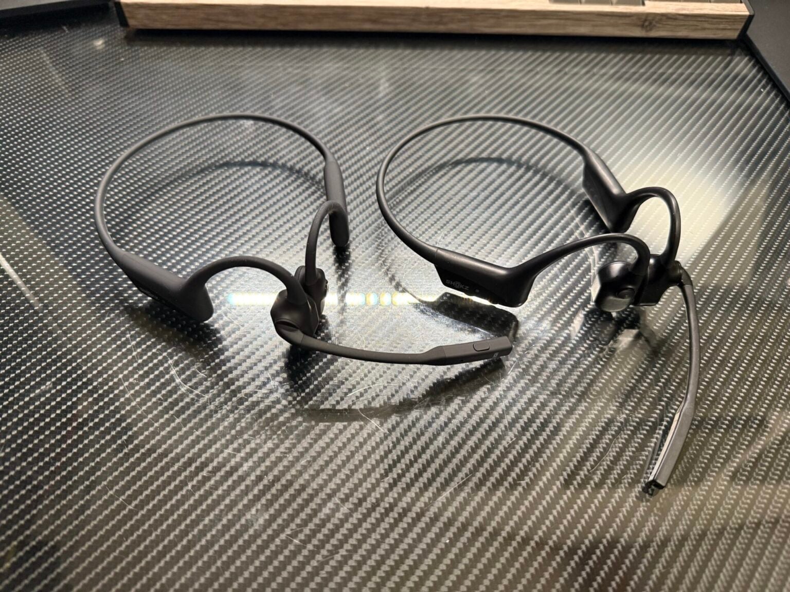 ミュートボタンが付いて利便性が向上したShokz OpenComm 2と初代OpenComm比較レビュー - Items