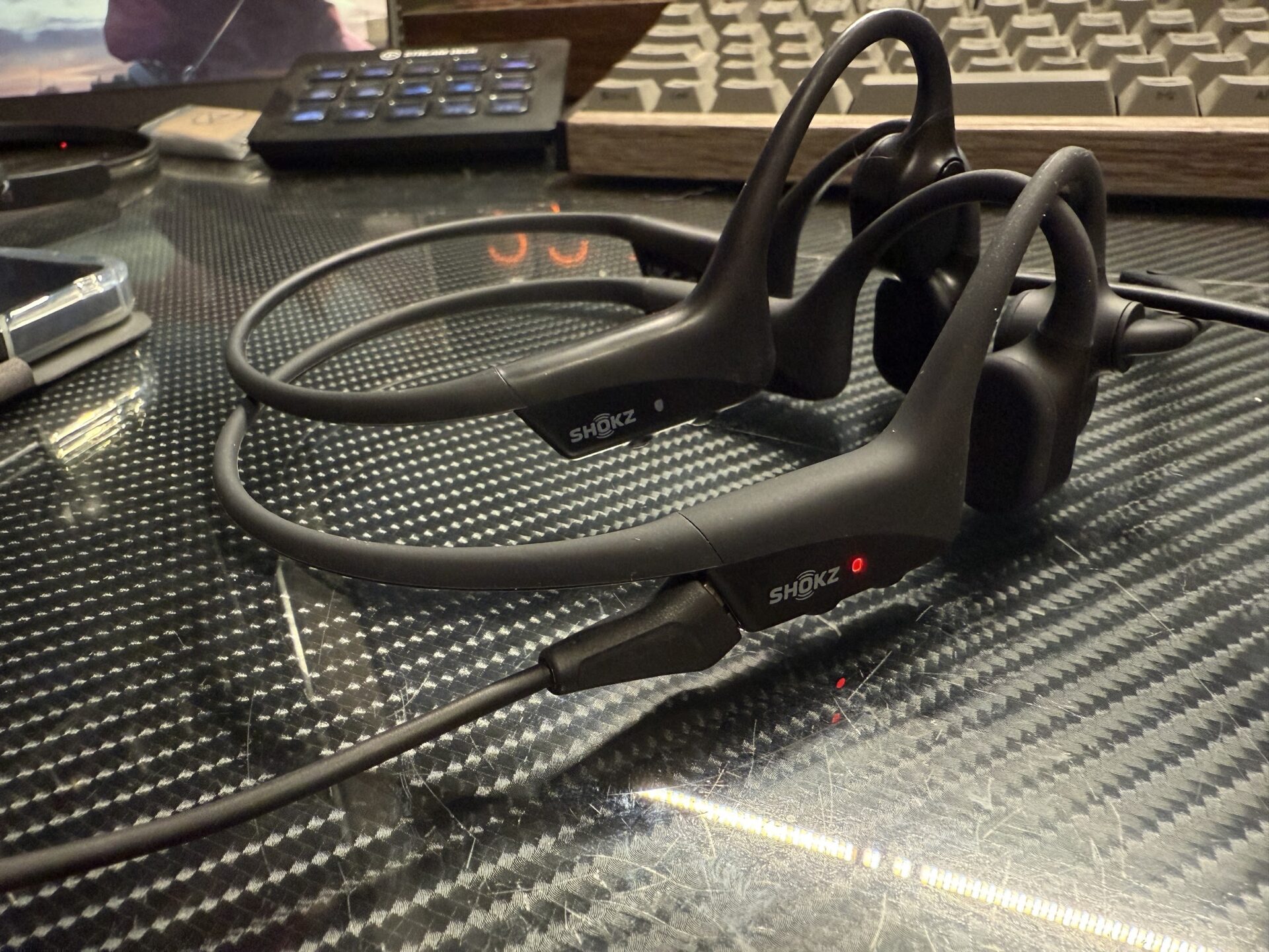 ミュートボタンが付いて利便性が向上したShokz OpenComm 2と初代OpenComm比較レビュー - Items